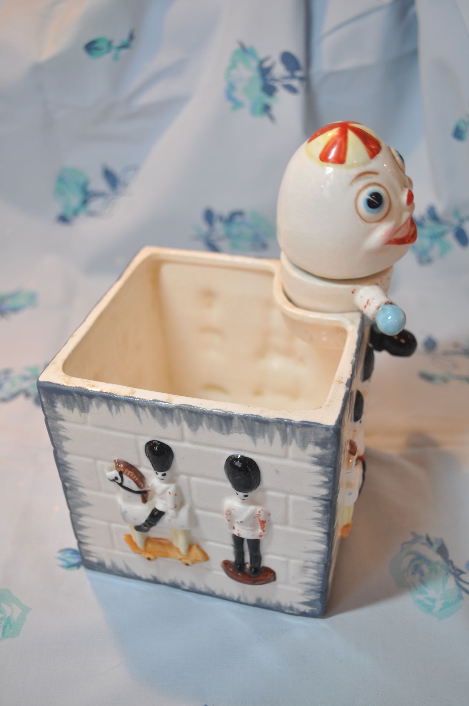 The Allee Willis Museum of Kitsch » Humpty Dumpty Bobblehead Planter